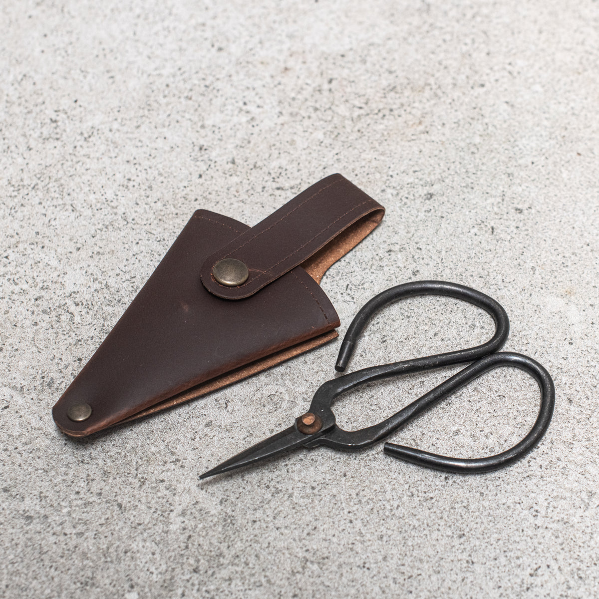 Scissors In Leather Pouch | Heaven in Earth